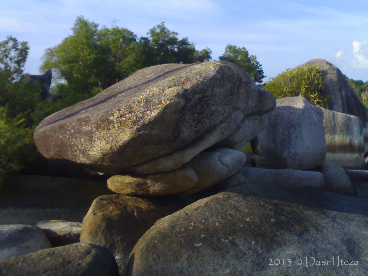 Batu Granit Kepala Ular Pantai Tanjungkelayang Belitung