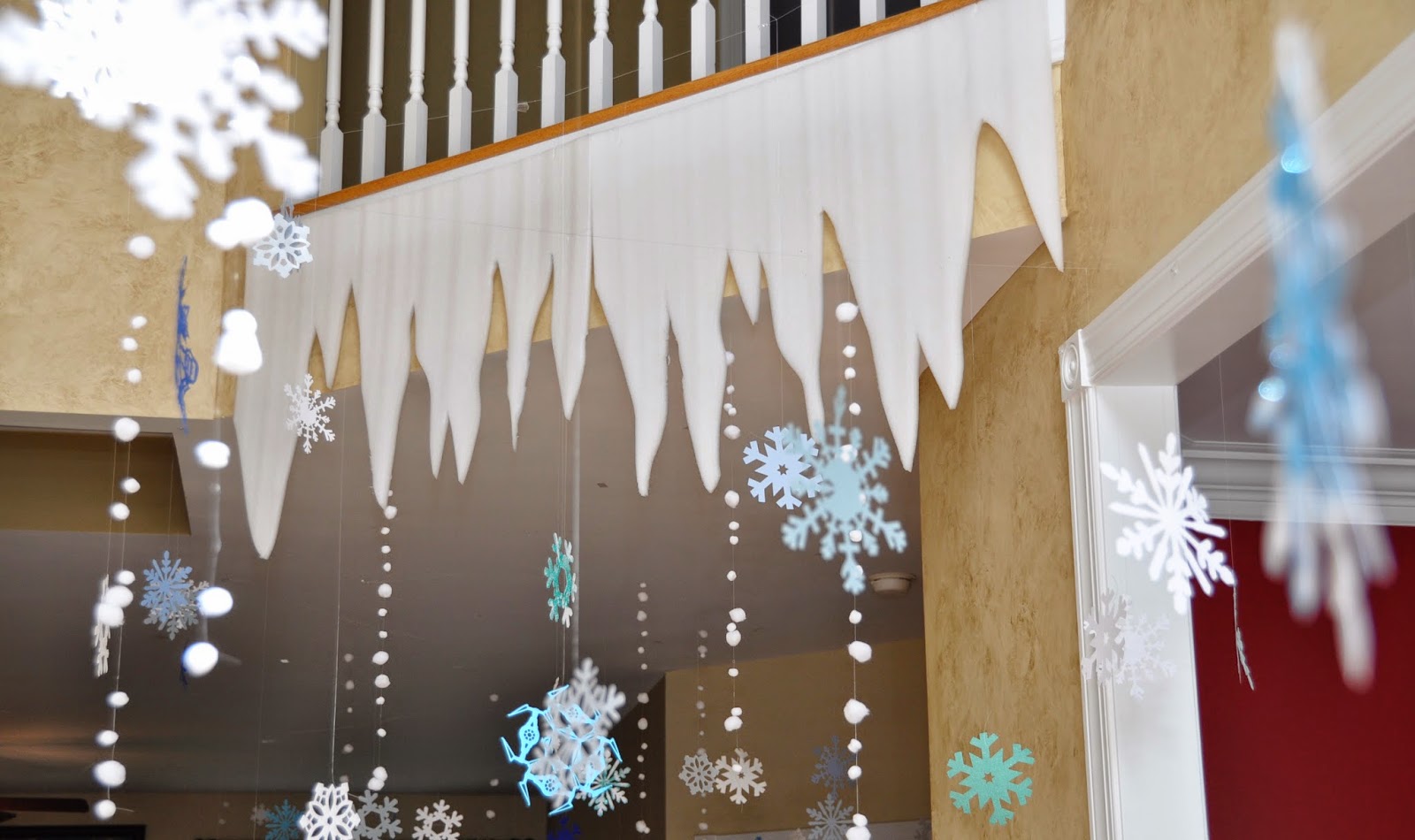 Frozen Birthday Party: Snow Falling from Ceiling & Amazing Lighting ...