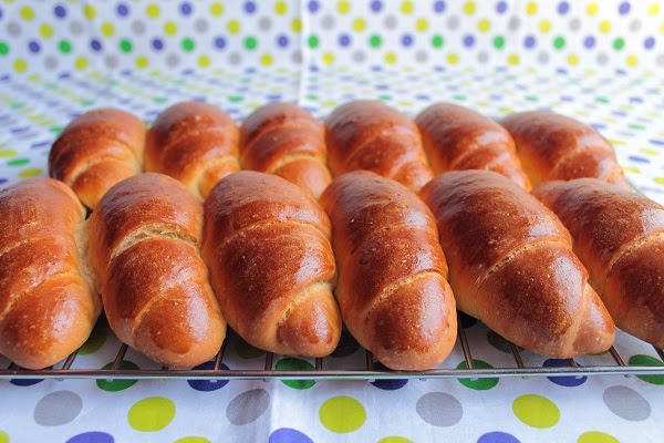 Soft and Puffy Bread Buns | Baking YummiesBakingyummies - Recipes and ...