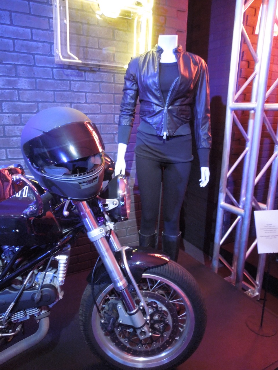 Hollywood Movie Costumes and Props: Cool costumes and bikes from Tron ...