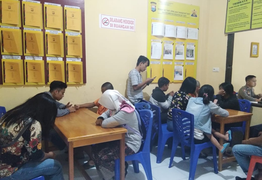 Besuk Tahanan, Dilarang Bawa Kemasan Makanan Berbahan Kaca dan Besi