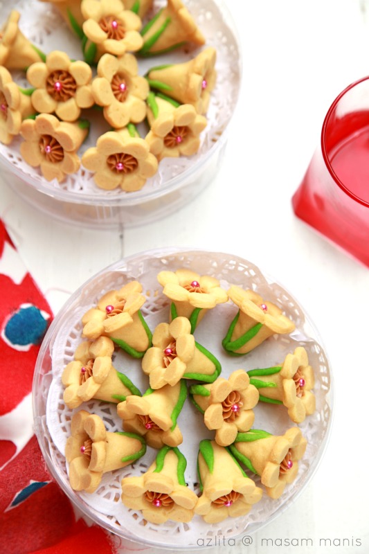 BISKUT BUNGA SEROJA - masam manis