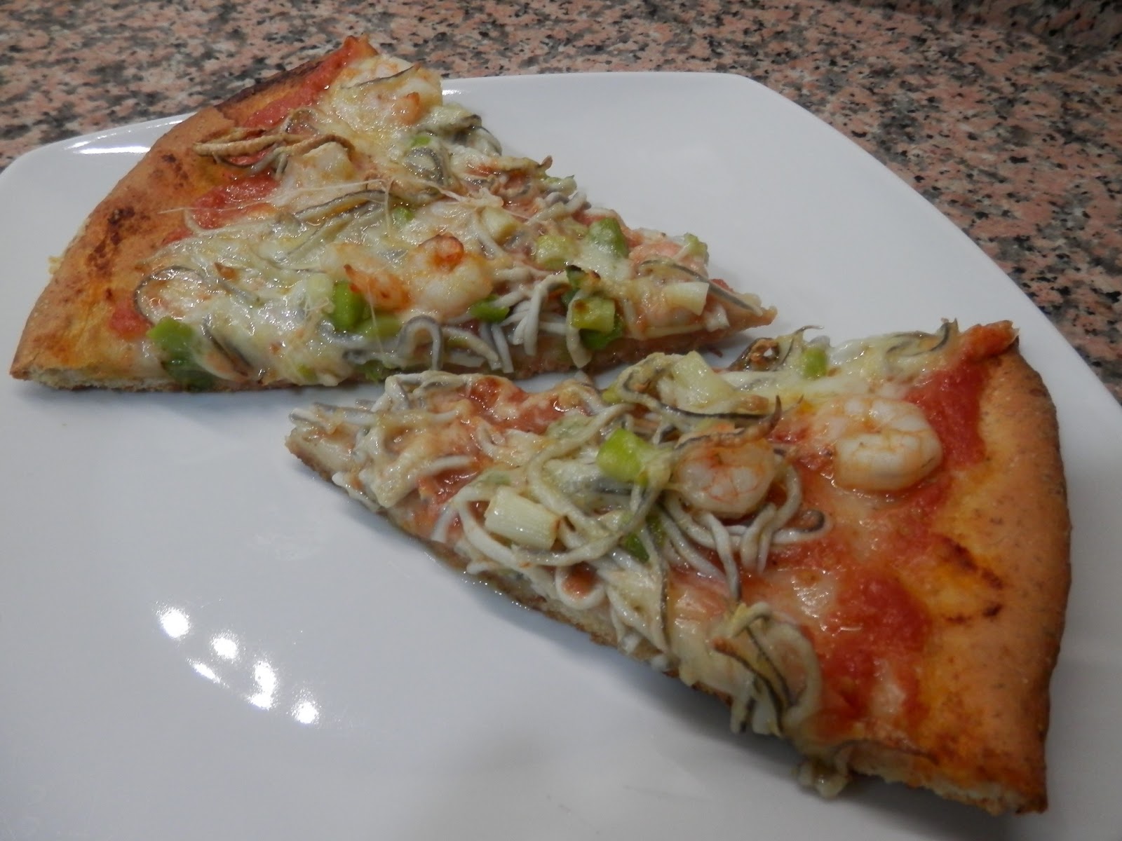 Verde Pistacho: Pizza de gulas y gambas
