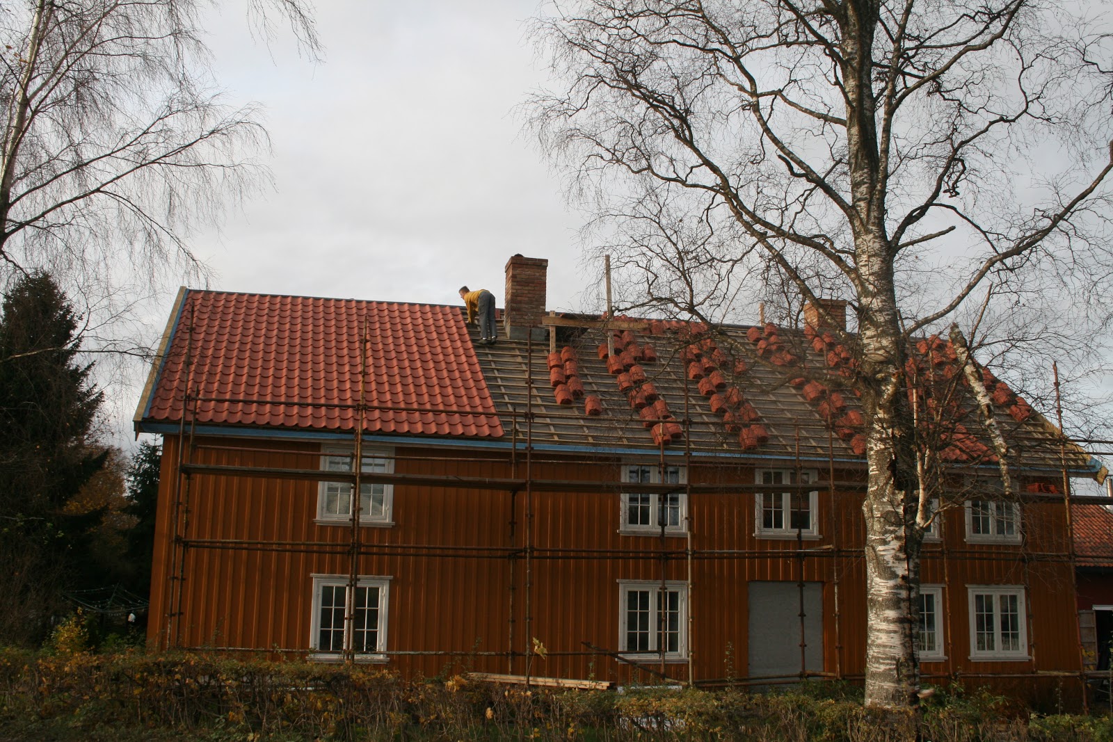 Gården Them nedre: Takstein legges
