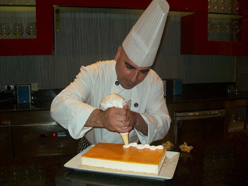 Reflexiones de Manuel: Nuestra lengua: "Pastelero a tus pasteles"