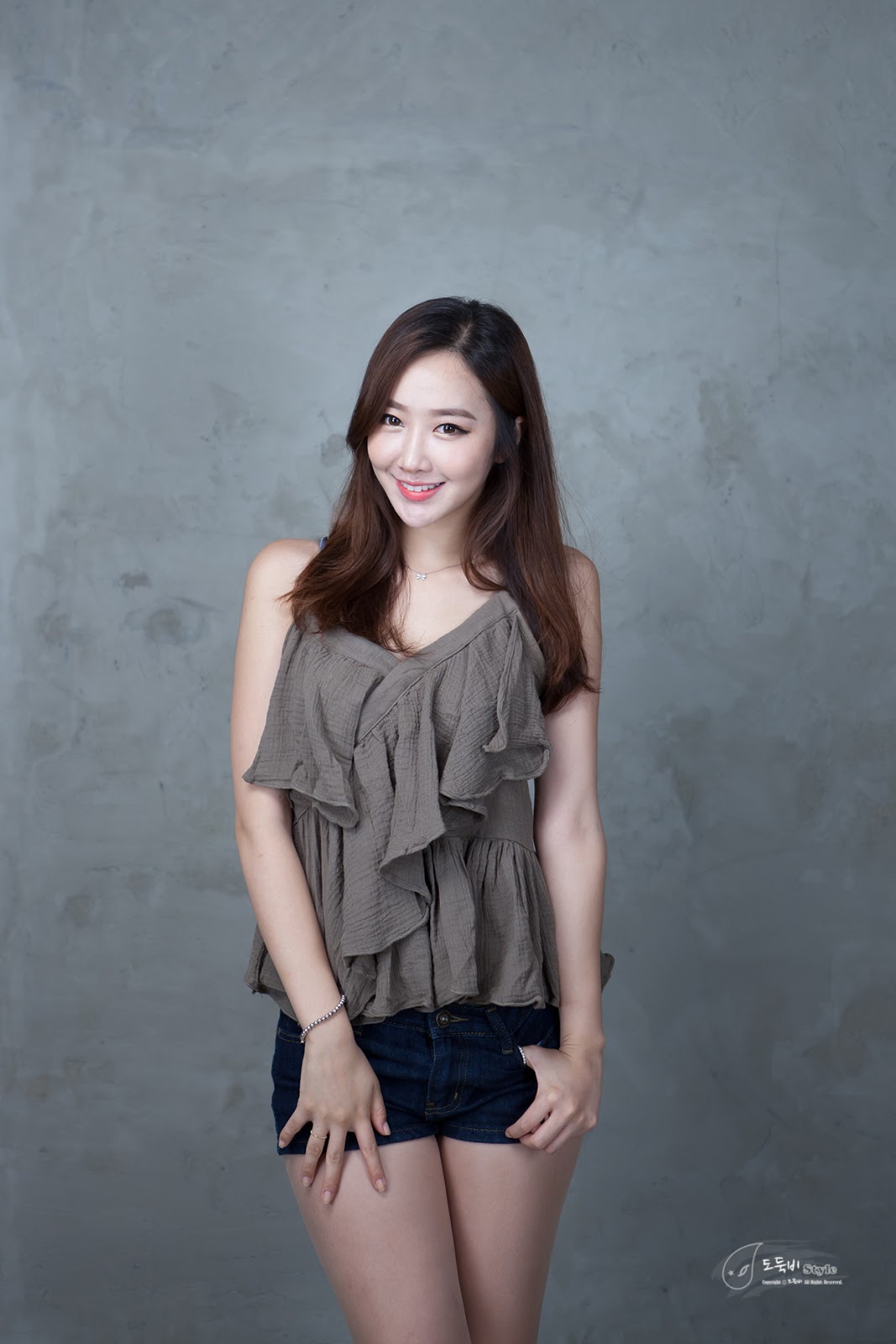 FinlandCar.com: Shin Hae Ri - Elegant And Charming