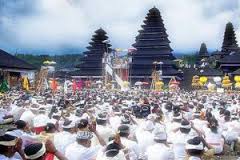 I NYOMAN SANTIAWAN: 3 Zaman Sejarah Perkembangan Agama Hindu