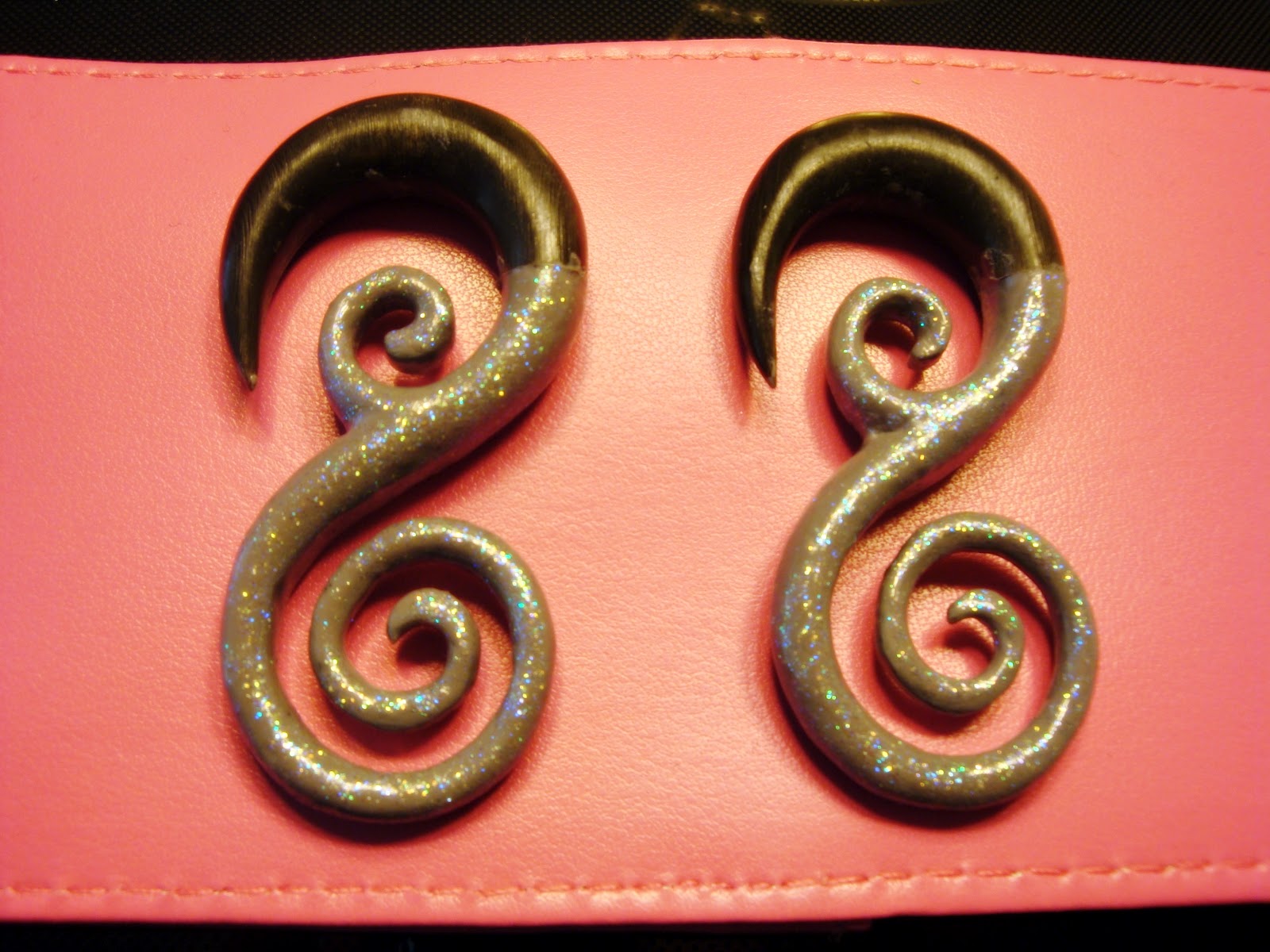 Cardigan Noir: Crafty : DIY Glitter Gauges