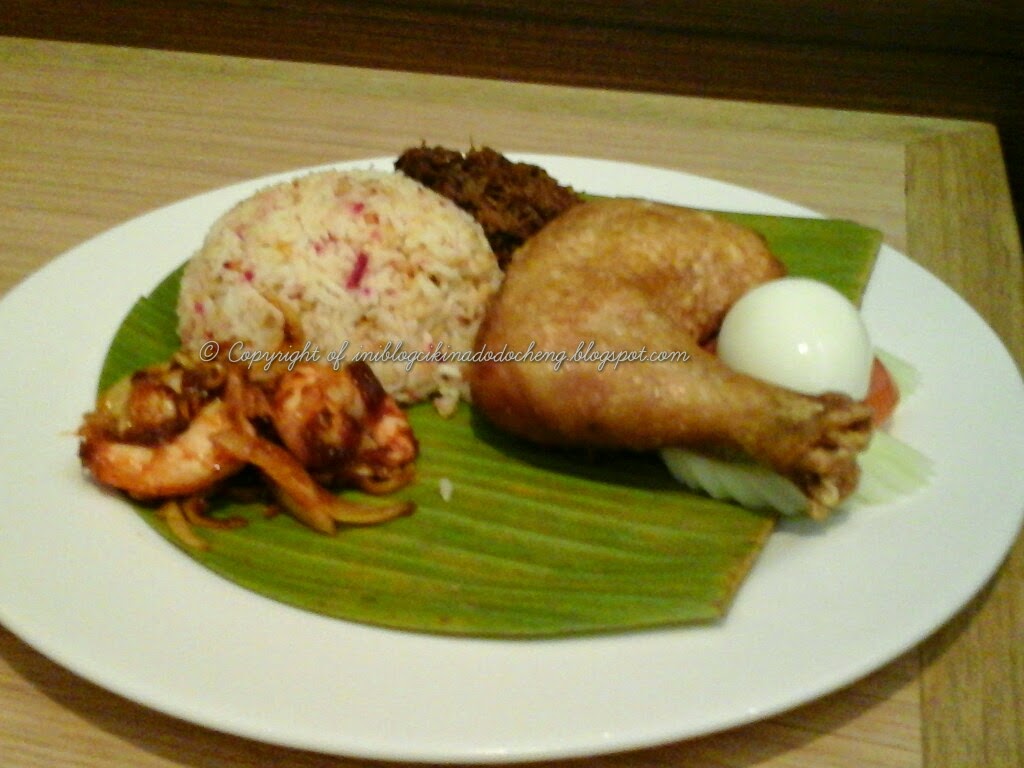 blog cik ina do do cheng: Madam Kwan's nasi bojari & banana fritters ...
