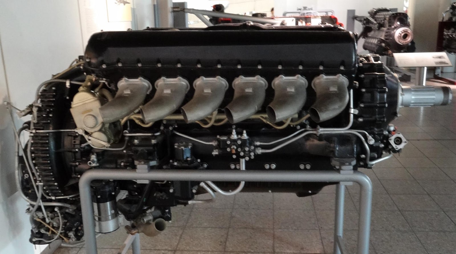 Plastic Models on the Internet: Engine walkaround vol.13: Packard V1650 ...