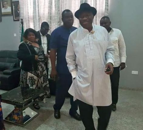 NAIRA HUB: Goodluck Jonathan and Wife Spotted At PH Airport