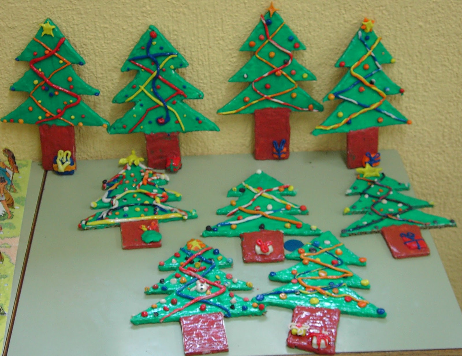 Cartón y más cartón: Arbol de Navidad con plastilina