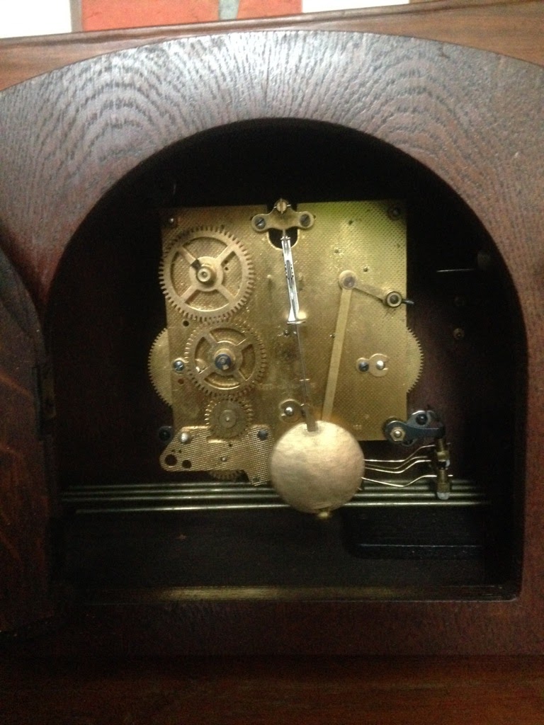 SEBUAH JAM MEJA ANTIK YANG BERMOTIF KHAS EROPA NAN INDAH