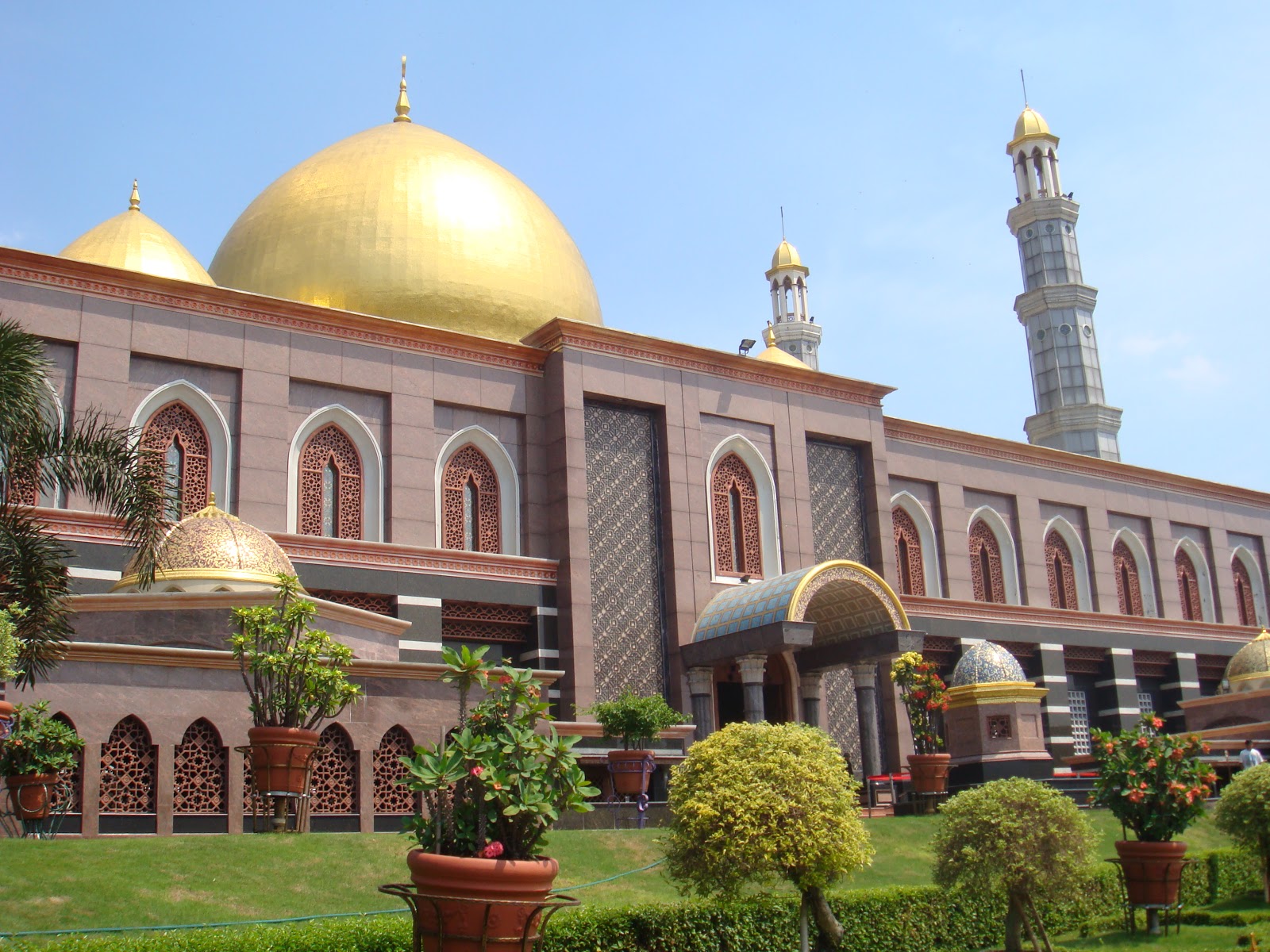 KusanagyBlogz: The Golden Domed Mosque in The World