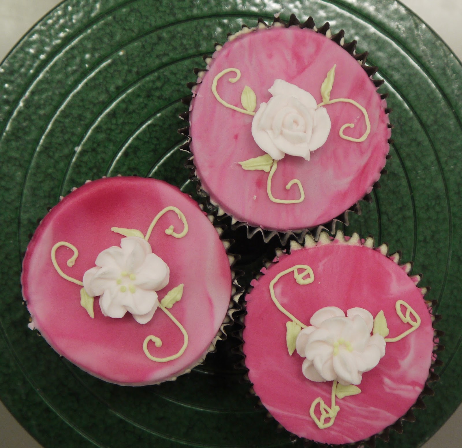 Flour Power Cake Journey: Piped Flowers in Royal Icing