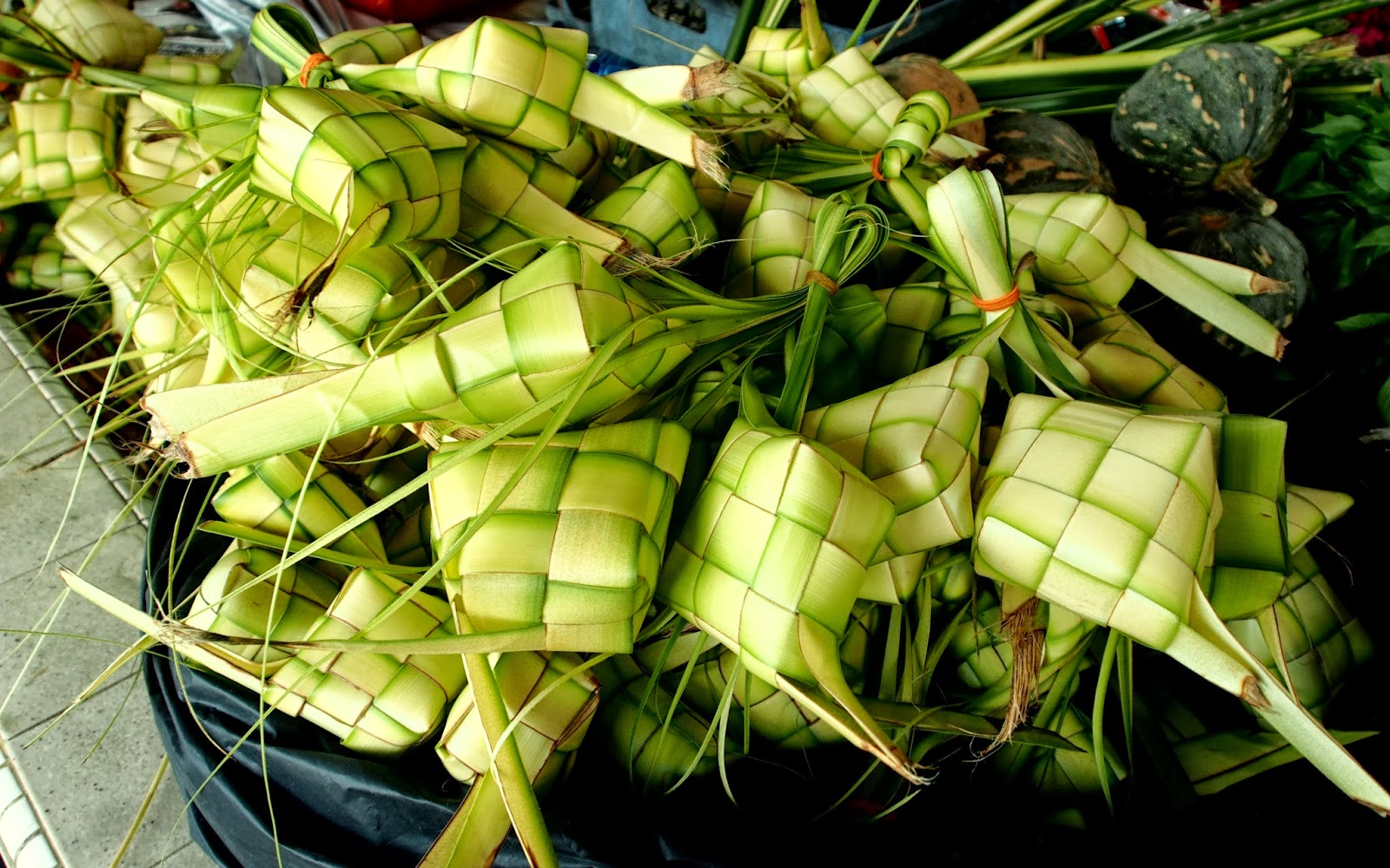cute PANDA: Mencari sarung ketupat di Pasar Basah Endau