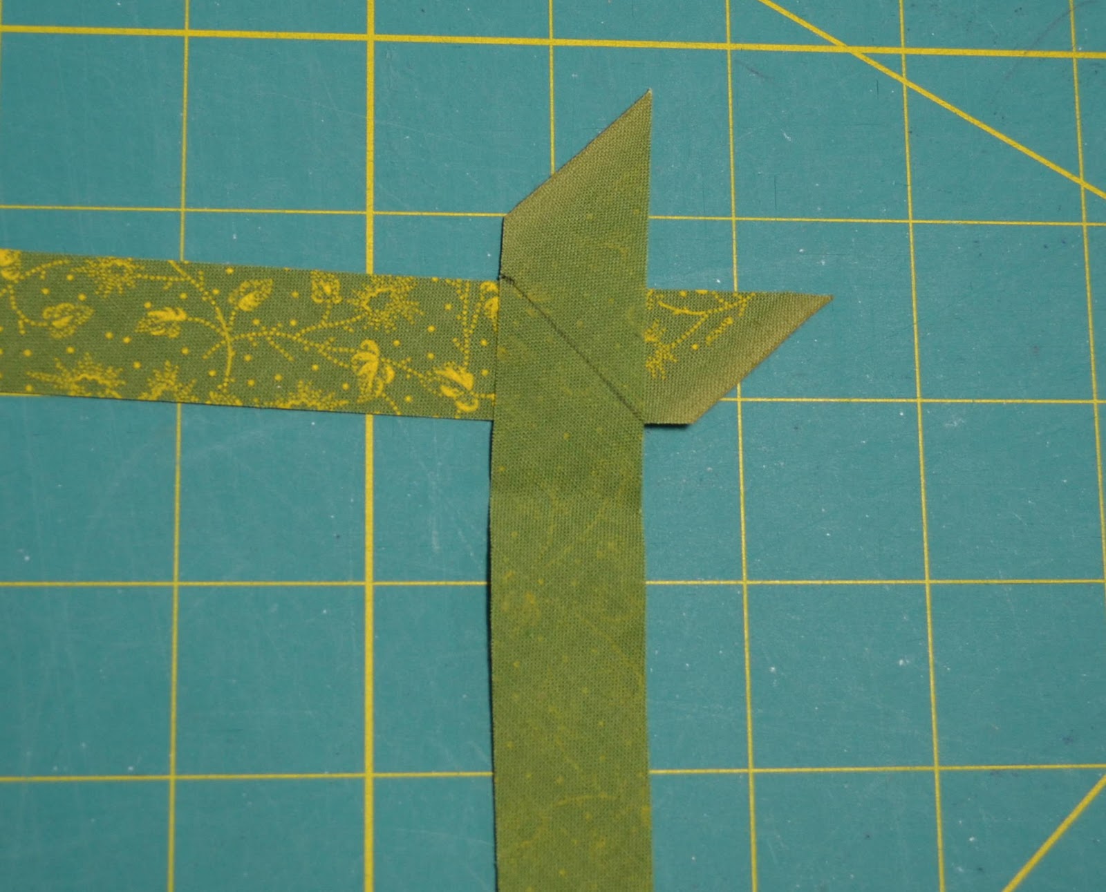 Quiltsalott: Making long stems for Trailing Vines and panel one is now ...