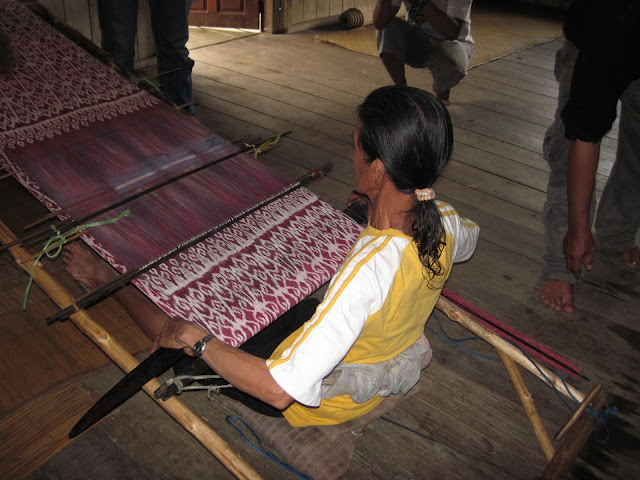 Kain Tenun Ikat Dayak Iban Kalimantan Barat - Adat Indonesia