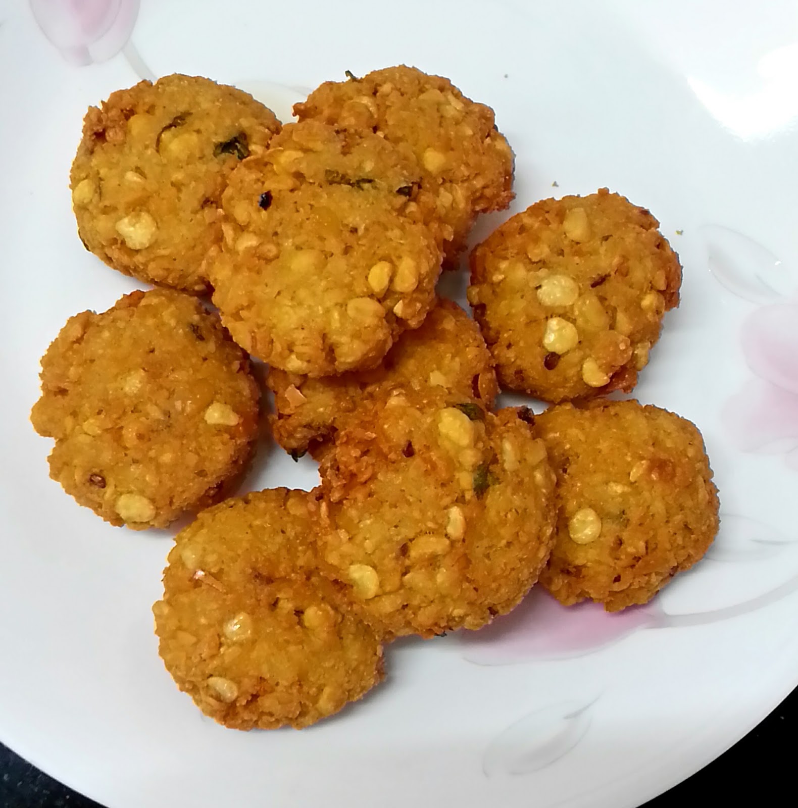 SUSRI'S ARRAY OF DELECTABLE VEG FOOD: Lentil Vada / Paruppu Vadai
