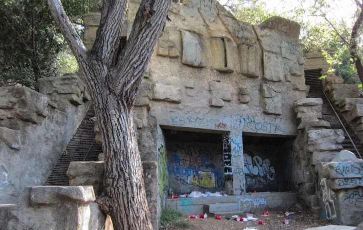 StrangePegs: Abandoned Places: Zoos