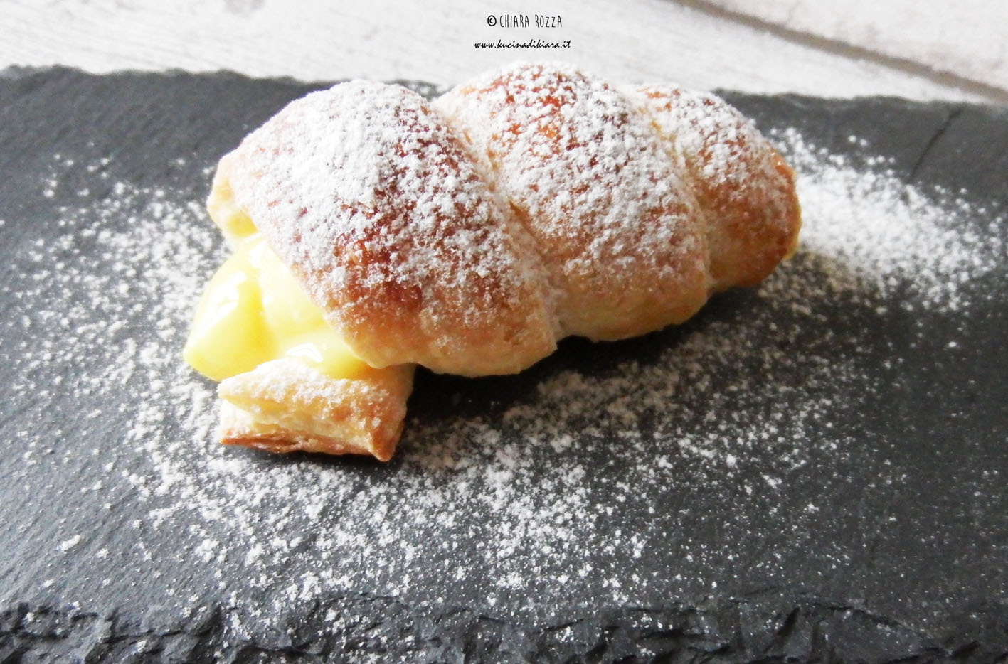 Cannoncini di sfoglia fatti in casa ripieni di crema pasticcera ...