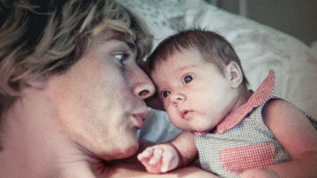20 Rare and Candid Photographs of Kurt Cobain With His Baby Daughter ...