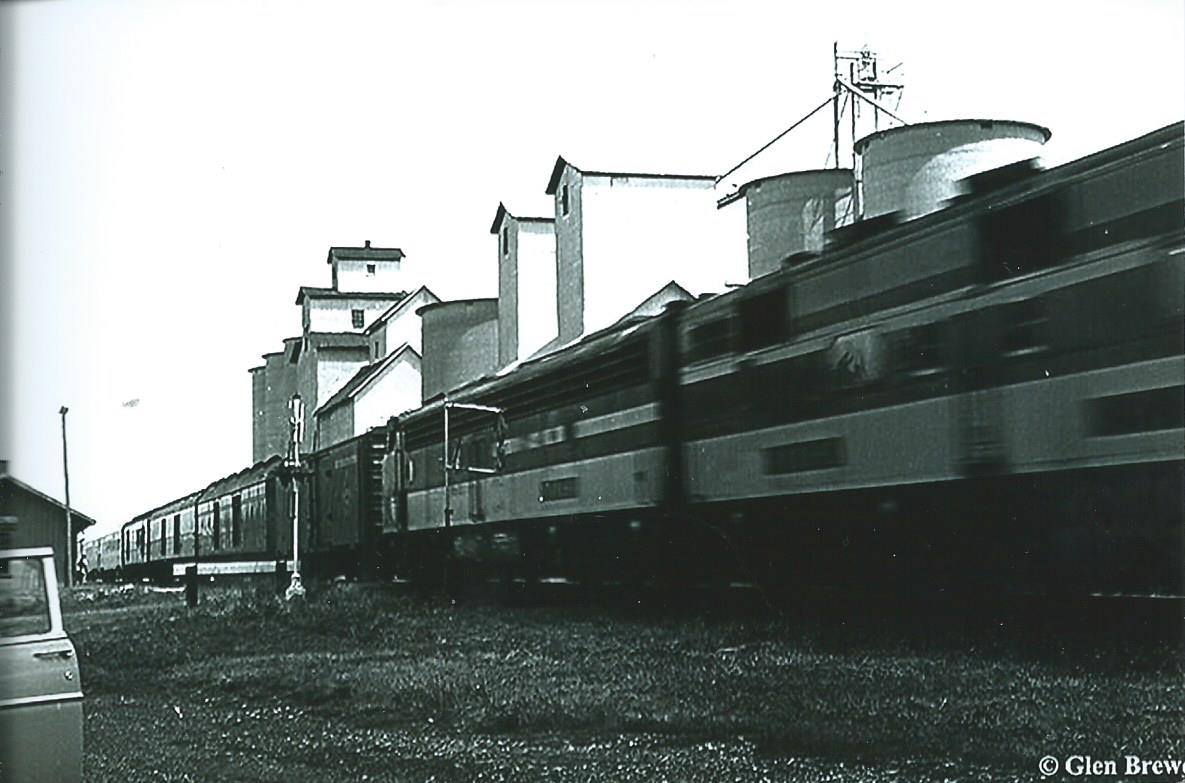Towns and Nature: Philo, IL: Hung Mail Bag and Wabash Depot Wreck