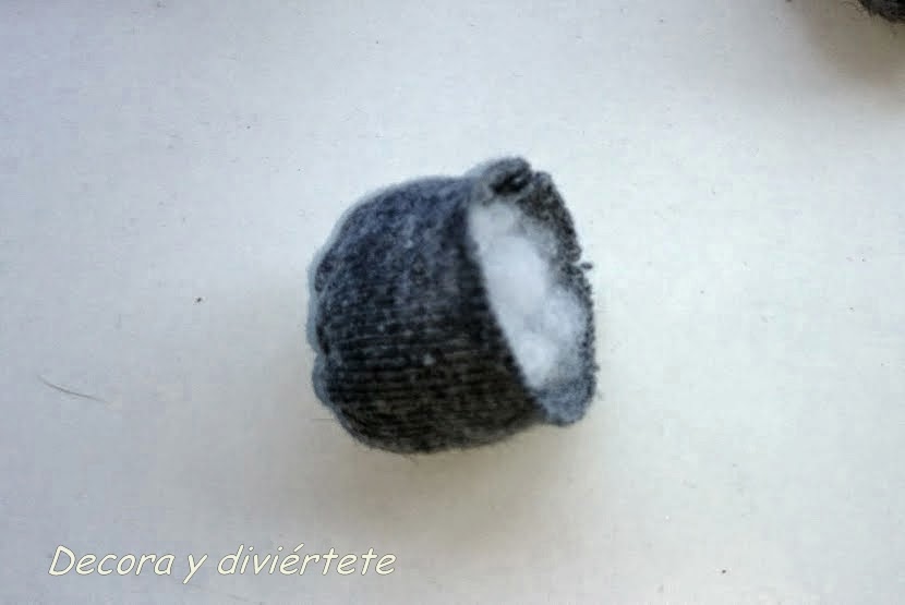DIY con tutorial para hacer un conejito con calcetines o leotardos