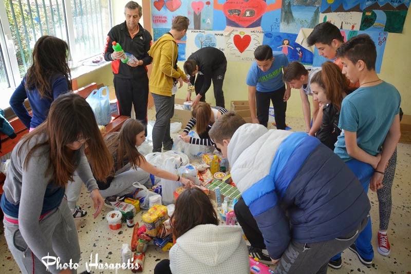 Katerinipress: ΣΥΓΚΕΝΤΡΩΣΗ ΤΡΟΦΙΜΩΝ ΑΠΟ ΤΟ ΓΥΜΝΑΣΙΟ ΚΟΛΙΝΔΡΟΥ ΓΙΑ «ΤΟ ...