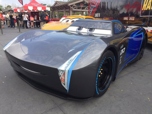 Cars 3 "Road To The Races" Tour Brings Life-Sized Lightning McQueen ...