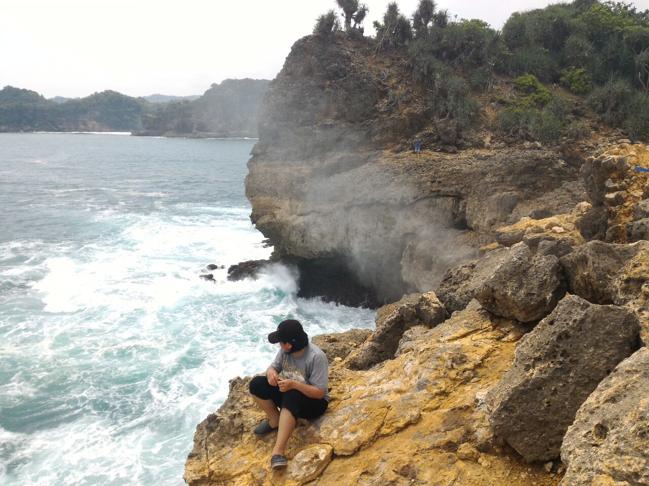 Pantai Jonggring Saloko Malang
