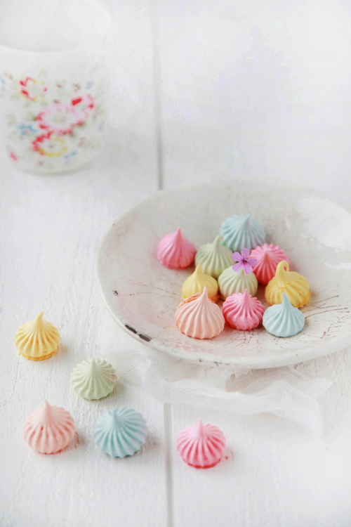 Do It Yourself Weddings: DIY Pastel Meringues
