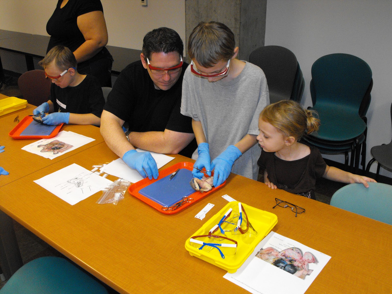 meet-virginia-taking-young-kids-to-dissect-frogs-for-homeschool
