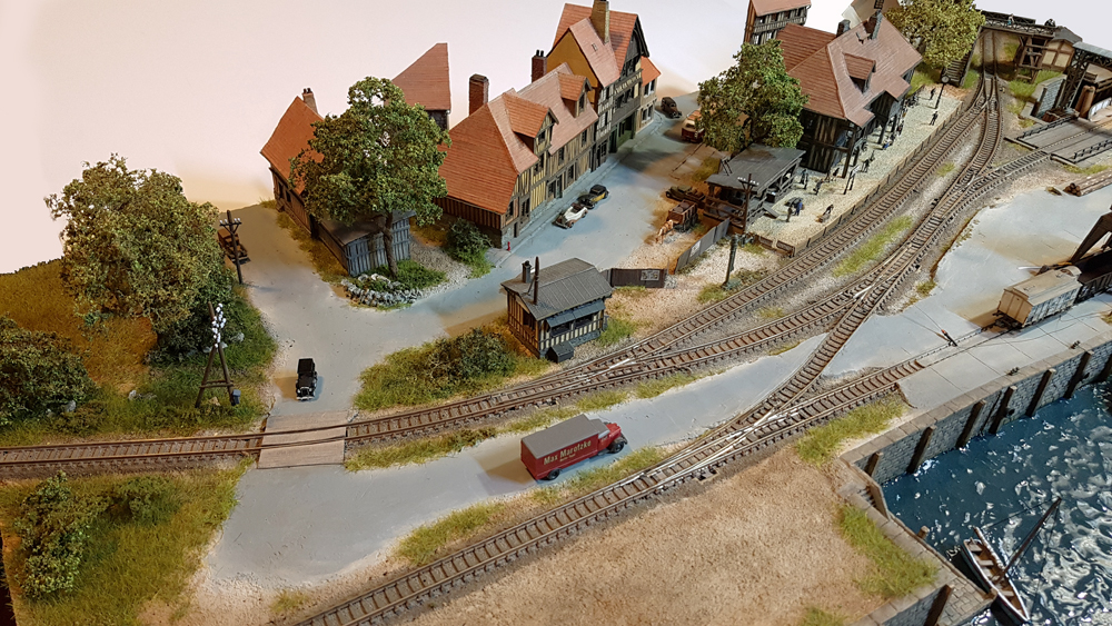 fantasy-gelaende: Modellbahn-Diorama: Die Stadt wächst weiter!