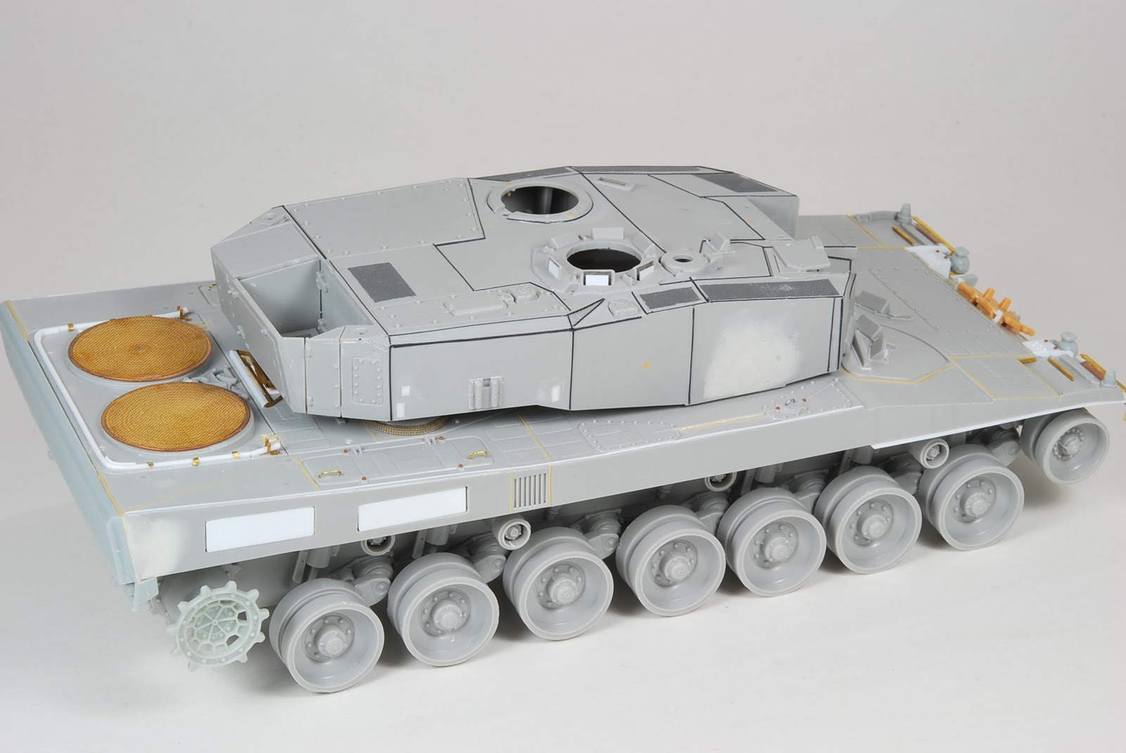 Chris Jerret modeling: Leopard 2A4 turret assembly