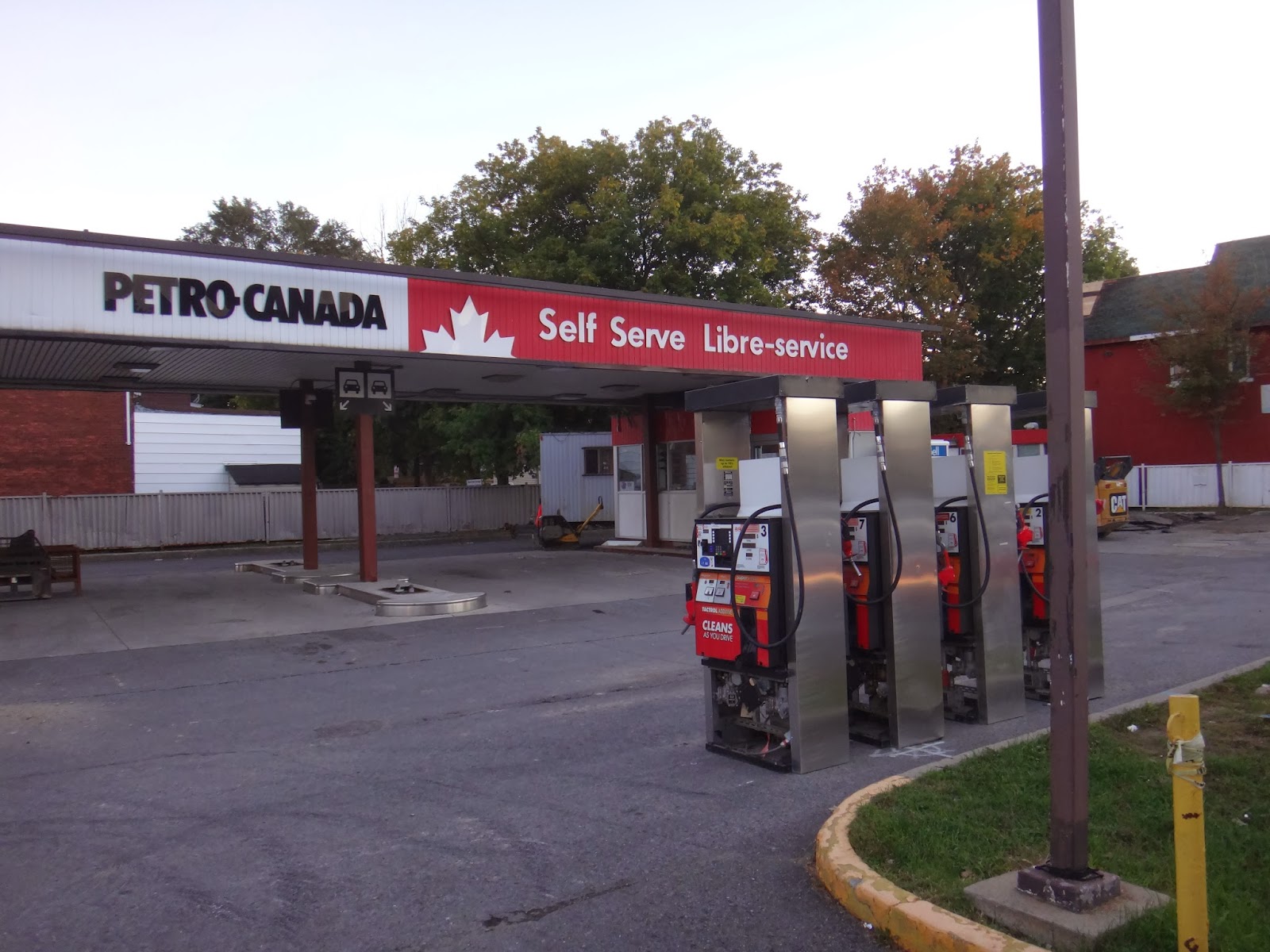 Images of Centretown: An urban gas station in Centretown