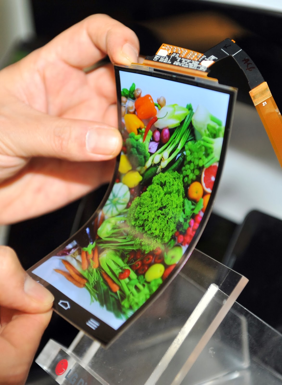South Korea:LG's curved-screen smartphone, the G Flex, can truly flex ...
