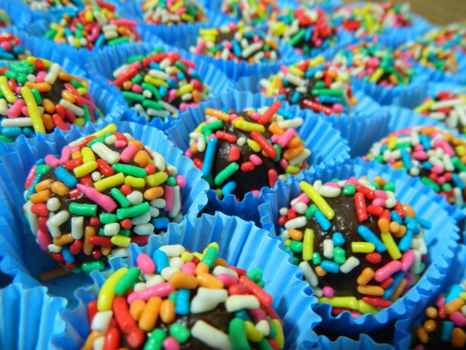 Sabores do Rômulo - Doces Finos e Tradicionais: Brigadeiro Colorido