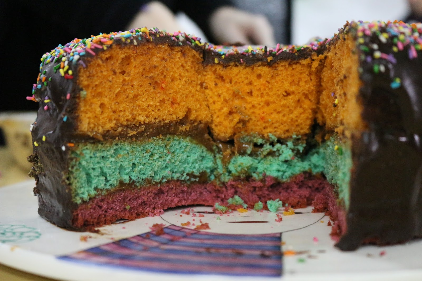 Torta de cumpleaños tricolor con cobertura de chocolate / Ponete el ...