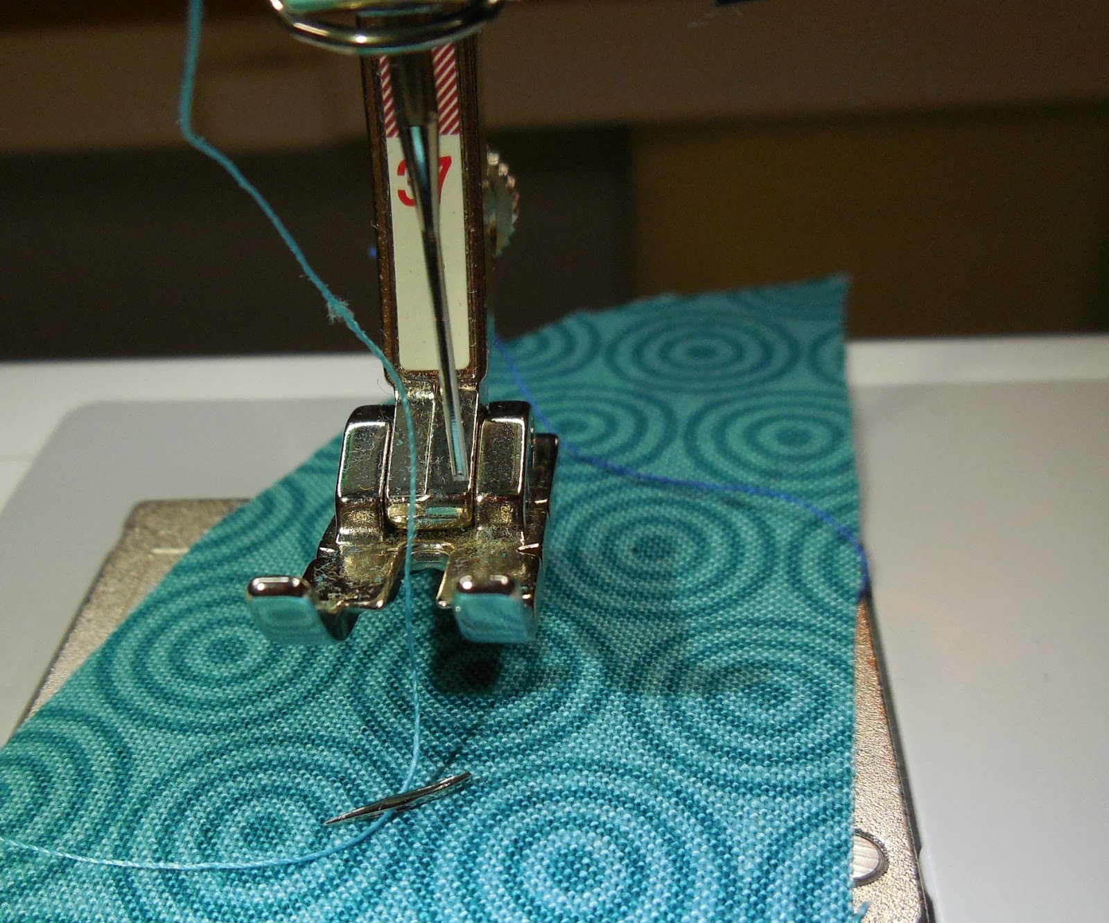 Black Squirrel Threads: Sunday's Super Tip - Broken Needles