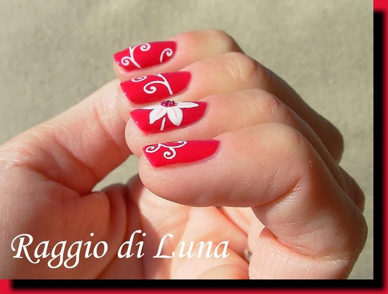 Raggio di Luna Nails: White flower on carmine red