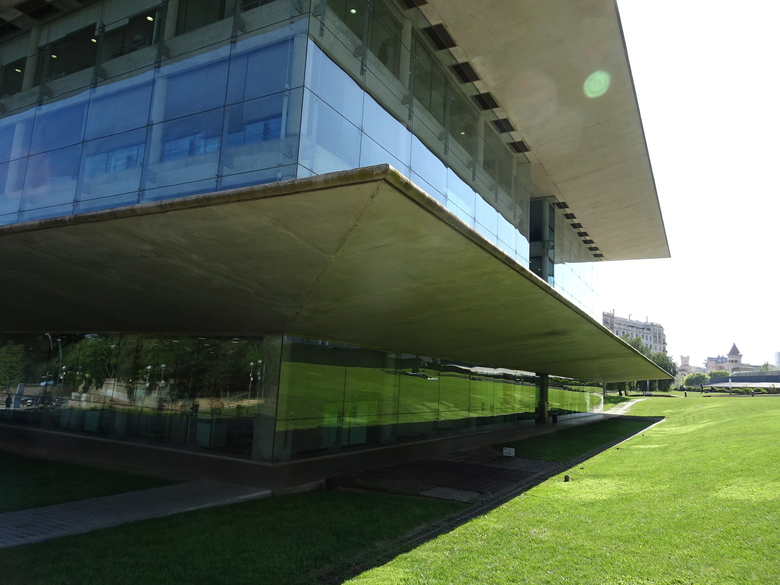 Redescubriendo Barcelona y más allá: 07/04/2017 Edificio Nexus II