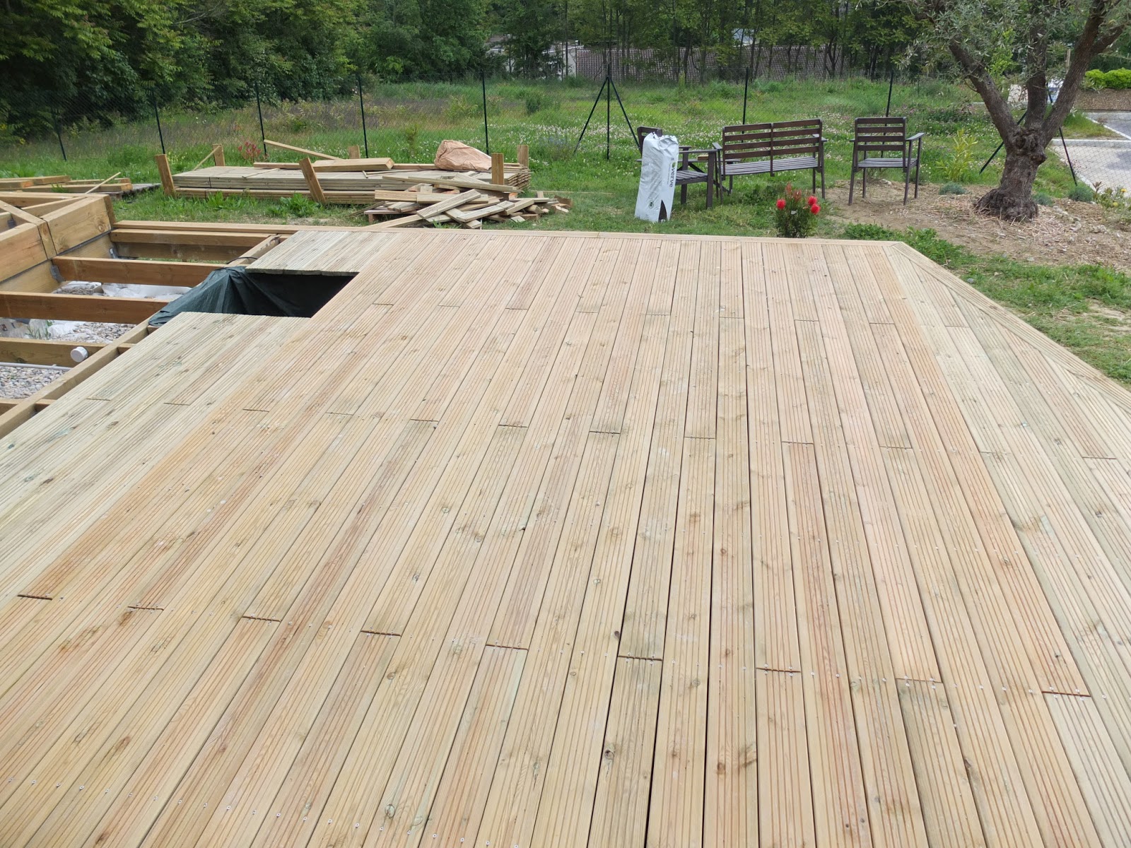 Notre maison en bois: Suite de la pose du platelage (part 2)