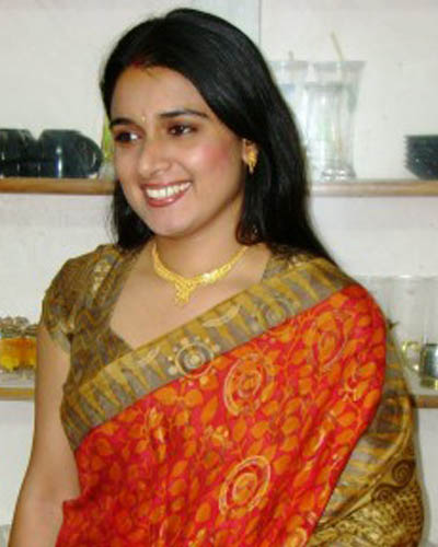 Real Desi Indian Bhabhi in beautiful saree Photograph | Mallu Surf