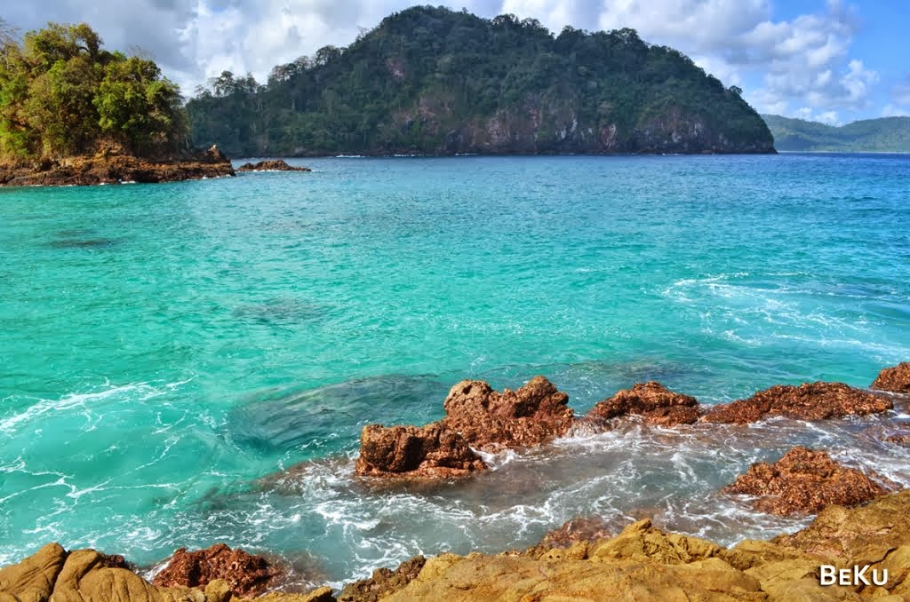 PANTAI TELUK HIJAU, SURGA YANG TERSEMBUNYI DI BANYUWANGI