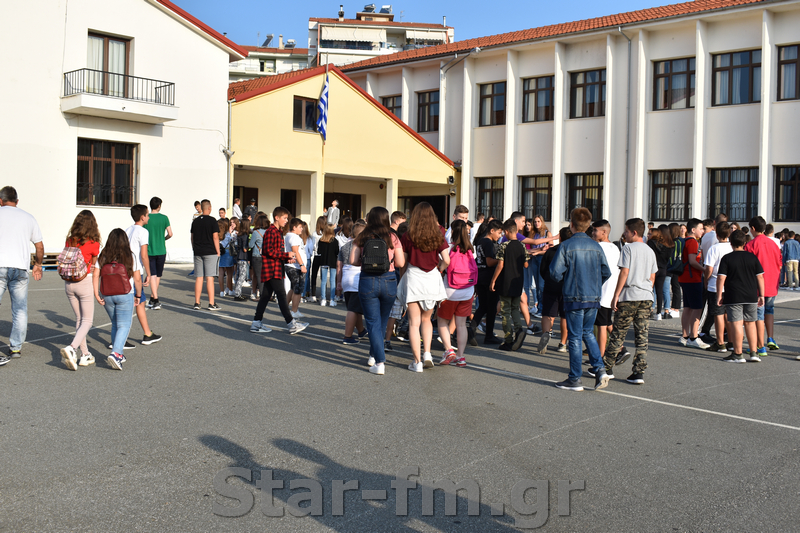 ΑΕΤΟΣ Grevena Γρεβενά : Ο Αγιασμός στο 1ο Γυμνάσιο και 1ο Λύκειο ...