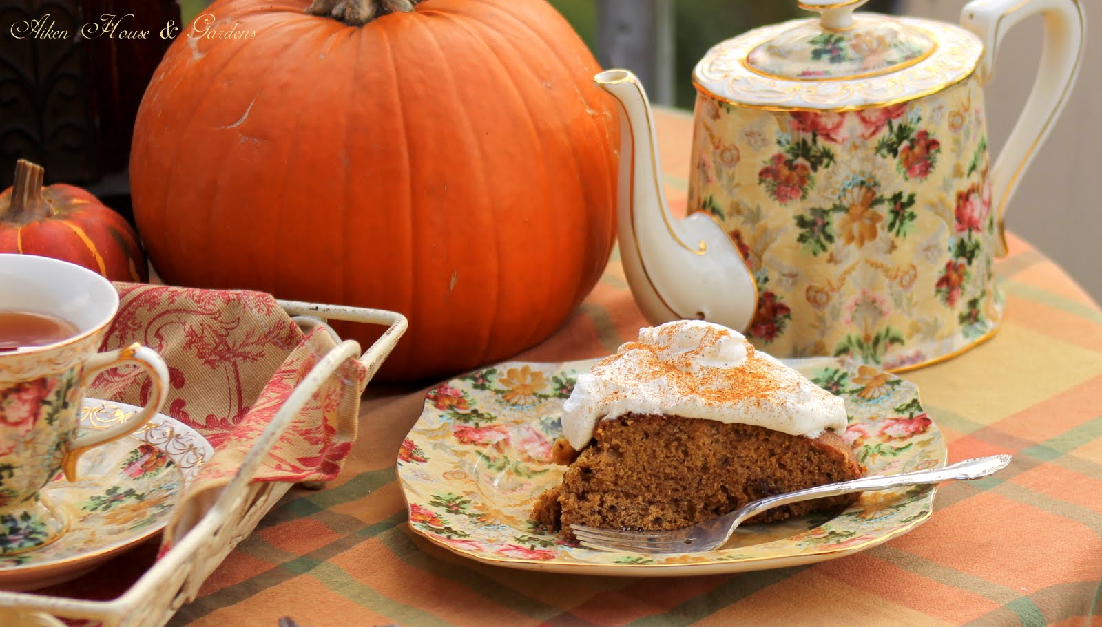 Aiken House & Gardens: Balcony Autumn Tea