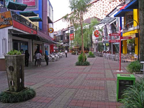 Wisata Jawa Barat - Cihampelas Walk Bandung - Ciwalk | traveljomi blog