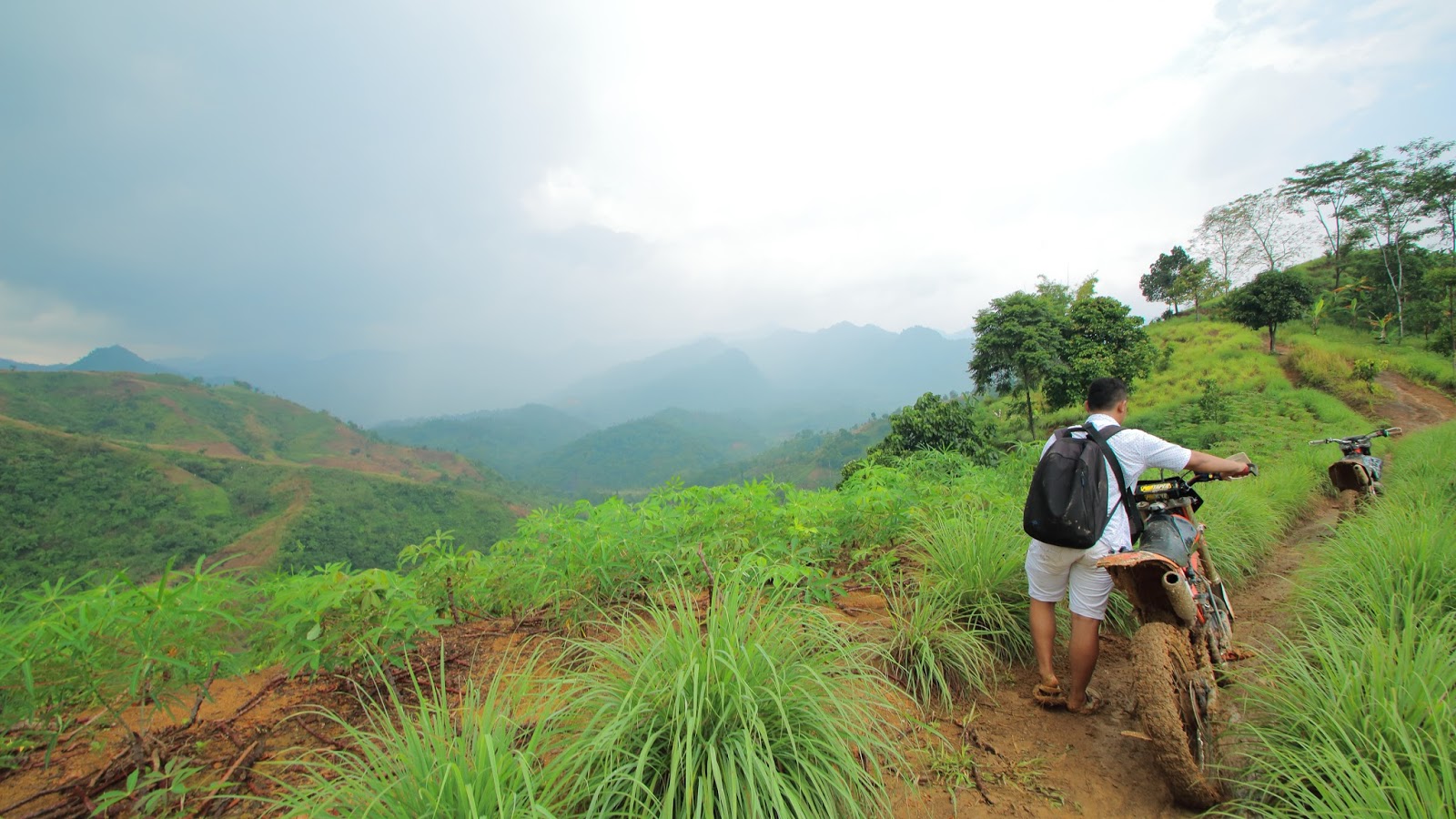 Hiking ceria ke Goa Agung Garunggang Geopark-Sentul, Bogor
