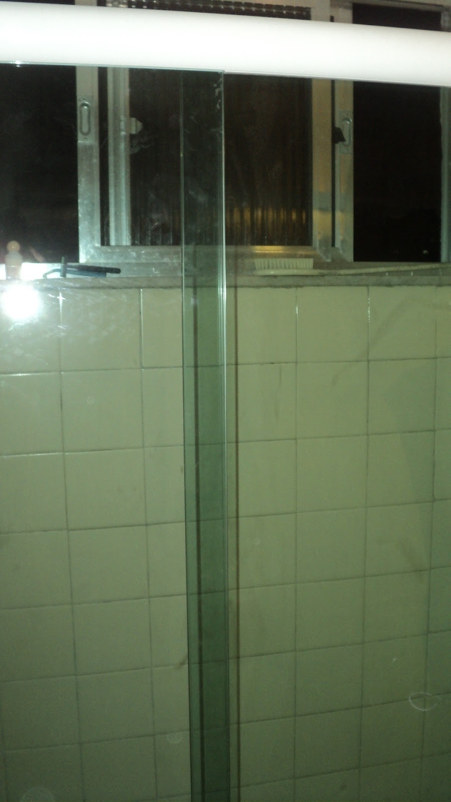 AF4 TEMPER VIDROS: Box verde com perfil branco.